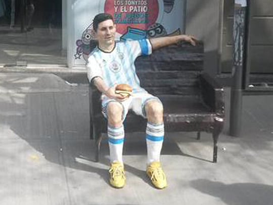 Lionel Messi pictured on a bench eating a burger?