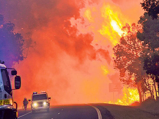 Raging bushfire devastates Australian town