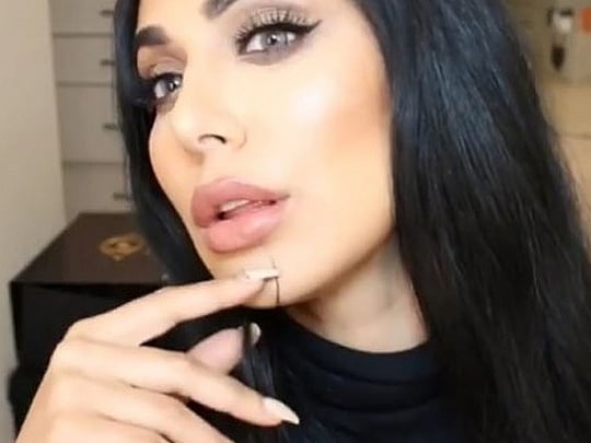 T-rex hands pose new selfie craze