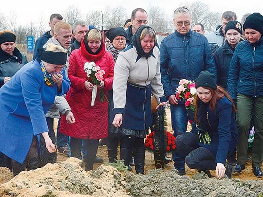 Russia probes metro bomber contacts as first victims buried