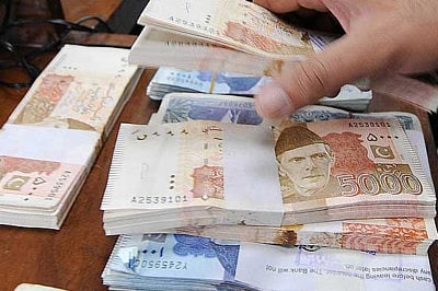 Pakistan rupee plunges in de facto devaluation