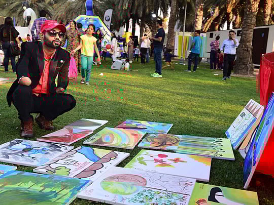 Artist without hands wows Dubai