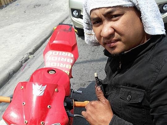 Love drives Filipino mechanic without limbs home
