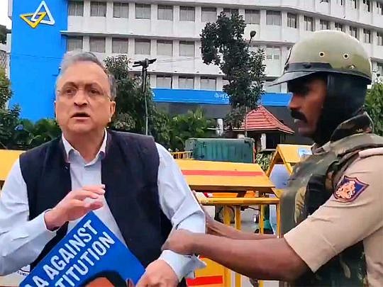 Video: Historian Ramachandra Guha detained for protesting against ...