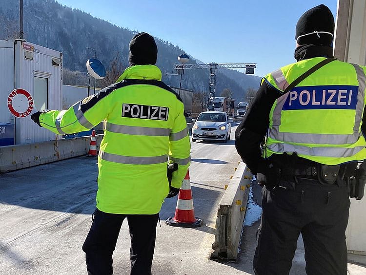 Five dead in Germany from new year fireworks accidents; 330 held in Berlin