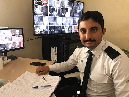 Pakistani security guard, who loses weight during Ramadan, never misses ...