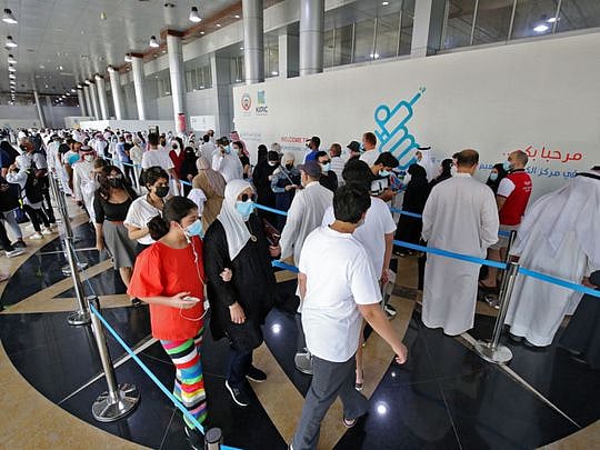 COVID-19: Large crowds at vaccination centres on the first day of Eid ...