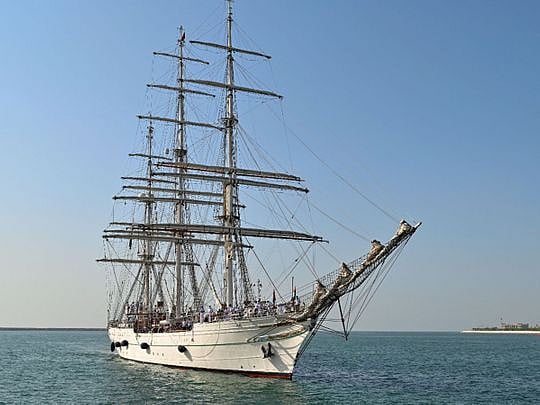 Maktoum bin Mohammed receives Omani Royal Navy ship at Dubai Harbour