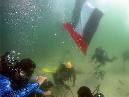 Watch: Emirati, expat divers carry UAE flag under the sea