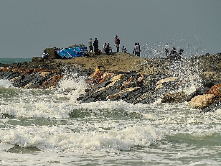 UAE weather alert: Hot day ahead, dusty winds, NCM warns of rough seas