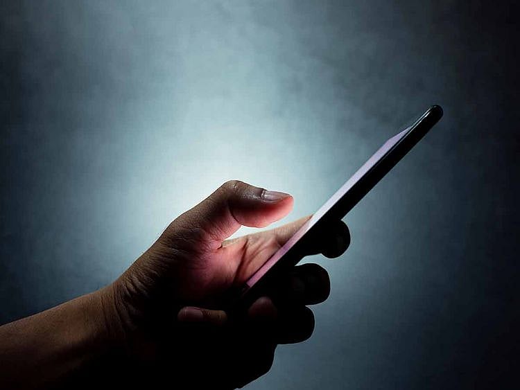 Saudi Arabia: Women warned against spying on spouse’s mobile phone
