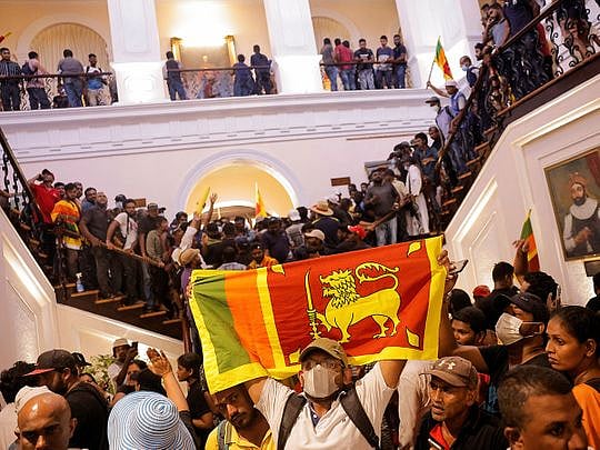 Video: Sri Lanka PM's house set on fire after protesters storm ...