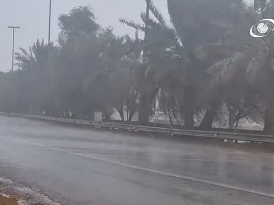 UAE: Heavy rain in Al Ain, dusty and partly cloudy weather in some ...