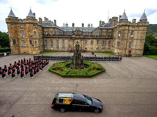 Photos: Queen Elizabeth II's coffin arrives at Edinburgh palace from ...
