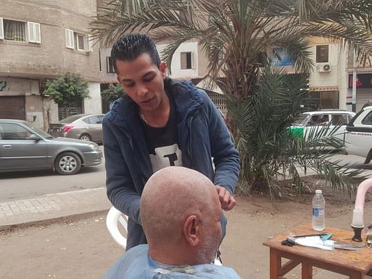 Egypt: ‘Barber of the poor’ offers street haircuts