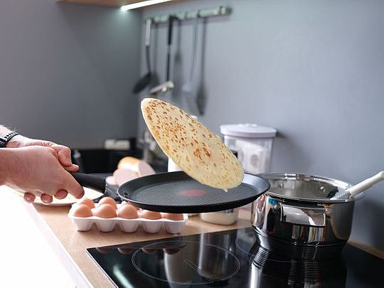 Flipping pancakes, omelettes and stir-fries: Learn the science behind ...