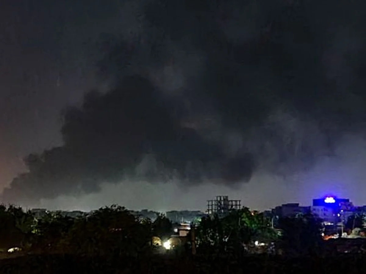 Air strikes hit Khartoum’s outskirts as Sudan’s war enters sixth week Air strikes hit Khartoum’s outskirts as Sudan’s war enters sixth week