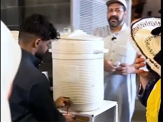 Watch: Saudi man serves cold drinks to Hajj pilgrims for 30 years