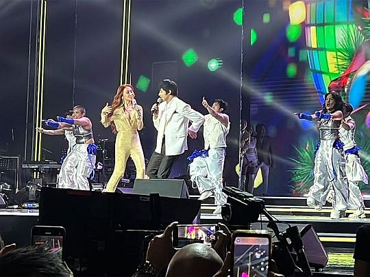 'KathNiel' reunite on stage: Filipino stars Kathryn Bernardo and Daniel Padilla perform post ...