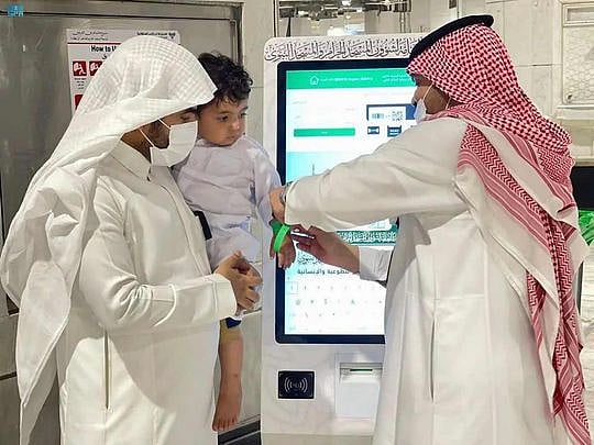 Saudi government mandates national dress for civil servants to showcase ...