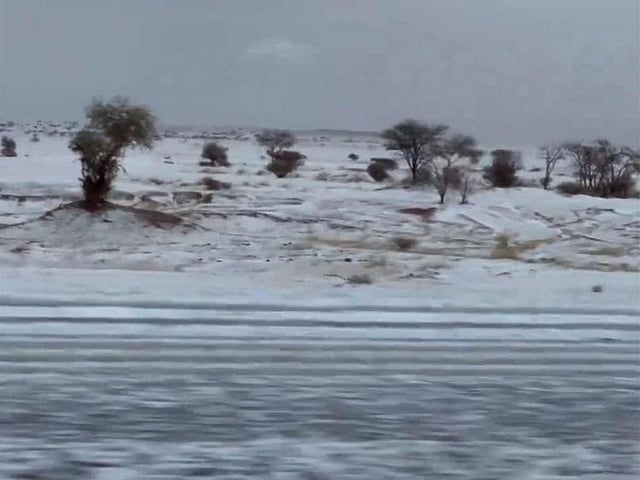 Saudi Arabia: Afif desert experiences rare snowfall after unexpected ...