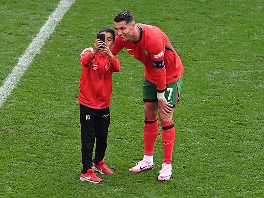 Look: Cristiano Ronaldo frustrated as fans breach security for selfies ...