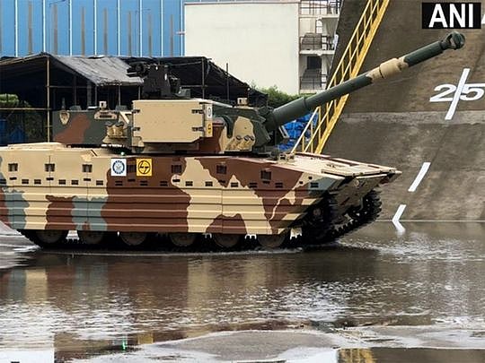 Video: India unveils light tank 'Zorawar', DRDO chief reviews advanced ...