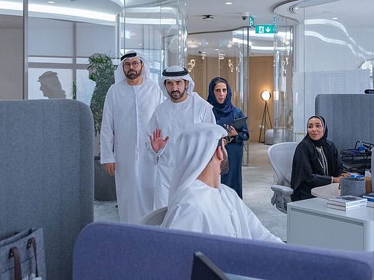Sheikh Hamdan bin Mohammed visits Ministry of Cabinet Affairs