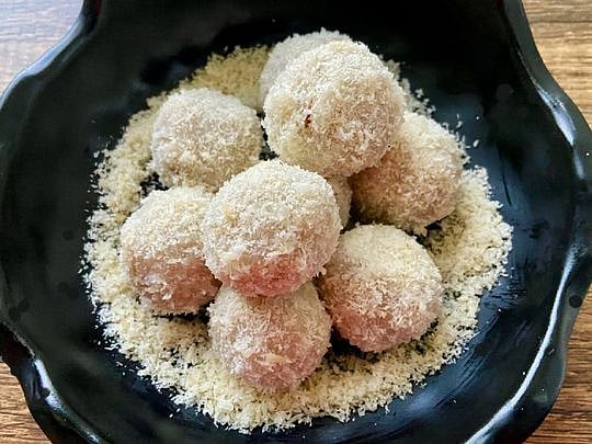 Explore the delightful flavour of Korean Banana Tteok: A sweet delicacy!