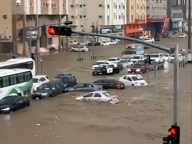 Heavy rains flood Mecca as thunderstorms hit holy city and surrounding ...
