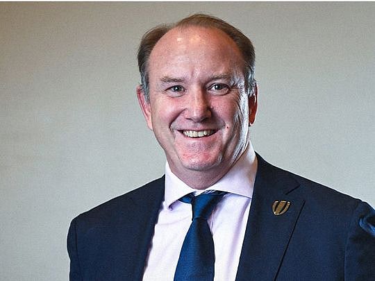 Australian Robinson edges Benazzi to head World Rugby