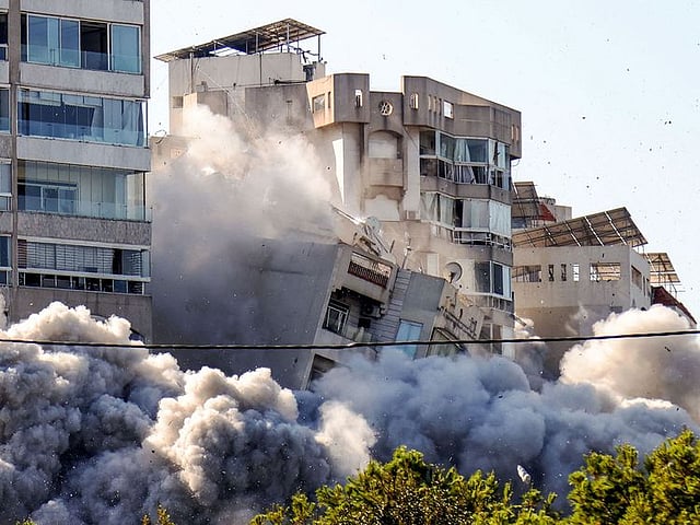 Video show moment Israeli bomb exploded at Beirut apartment block