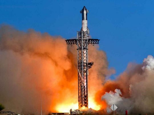 Video: SpaceX launches Starship rocket as Trump and Musk look on