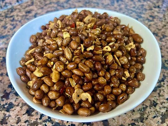 How to make Adobong mani – Crispy garlic peanuts