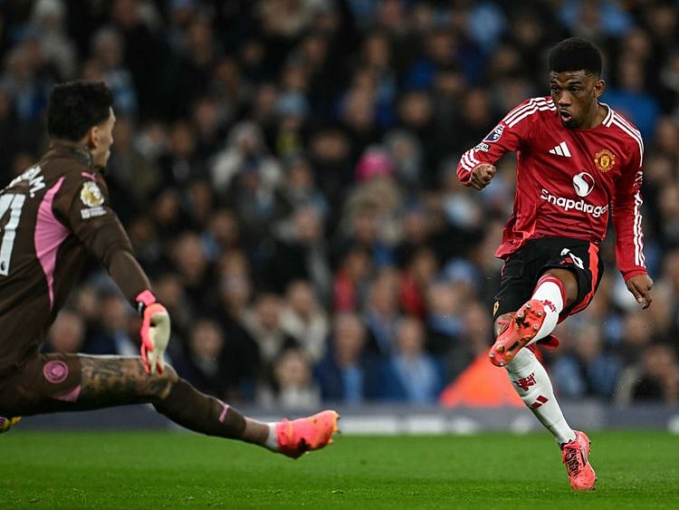 Rising star Diallo signs new Manchester United contract