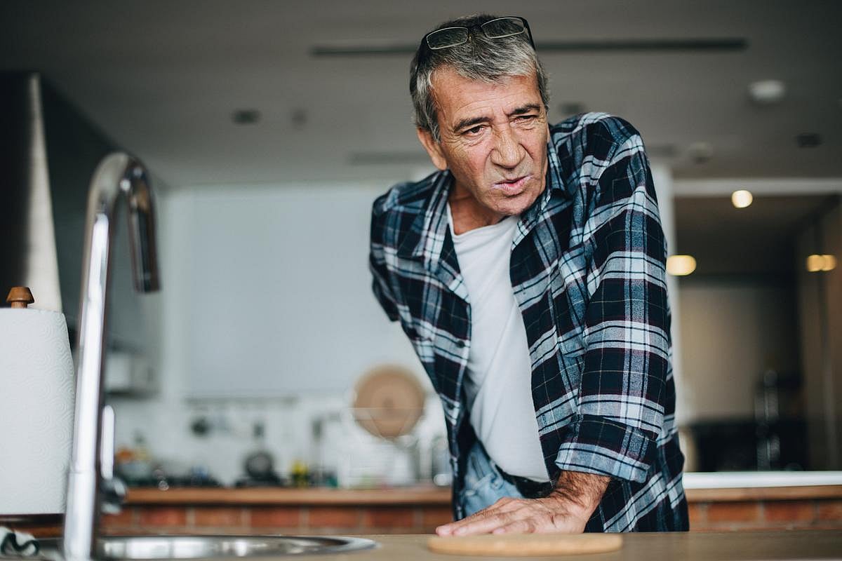 Back Pain in Men Linked to Future Sleep Issues, Study Finds