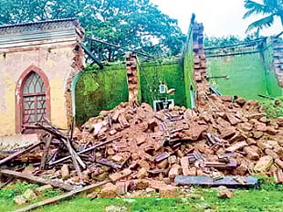 House of great historian, George Mark Moraes collapses