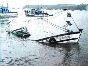 Trawler sinks at Vasco jetty