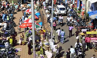 Mad rush for tarpaulin at Ponda Market