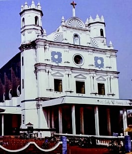 Praying to the patroness of Navelim, Our Lady of the Rosary