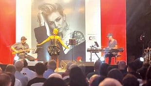 A dazzling performance to commemorate the Carnation Revolution through ...