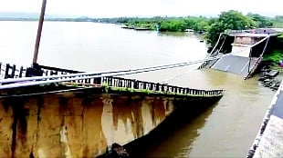 Old bridge over the river Kali in Karwar collapses, loaded truck falls