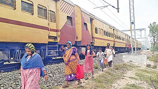 ராமேசுவரத் தில் சூறைக்காற்று வீசியதால் பாம்பன் பாலத்தில் ரயில் சேவை ...