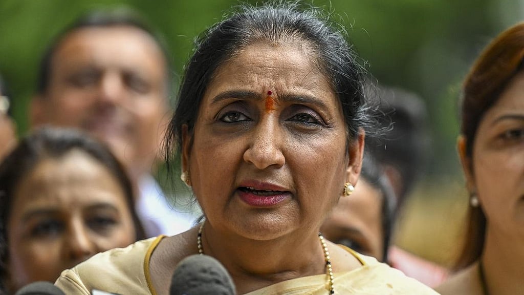 மகாராஷ்டிர மாநிலத்தின் துணை முதல்வராகிறார் அஜித் பவார் மனைவி