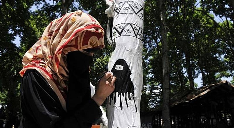 Kashmiri Students Turn A Chinar Tree Into An Art Installation At Their ...