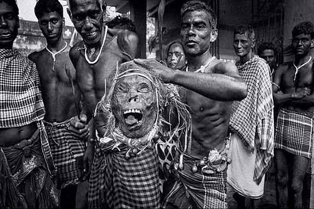 A Bengali Tribe’s Macabre Dance With The Dead