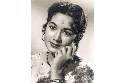 Why Do Indian Women Wear Bindis? A History Of Bindi In India ...