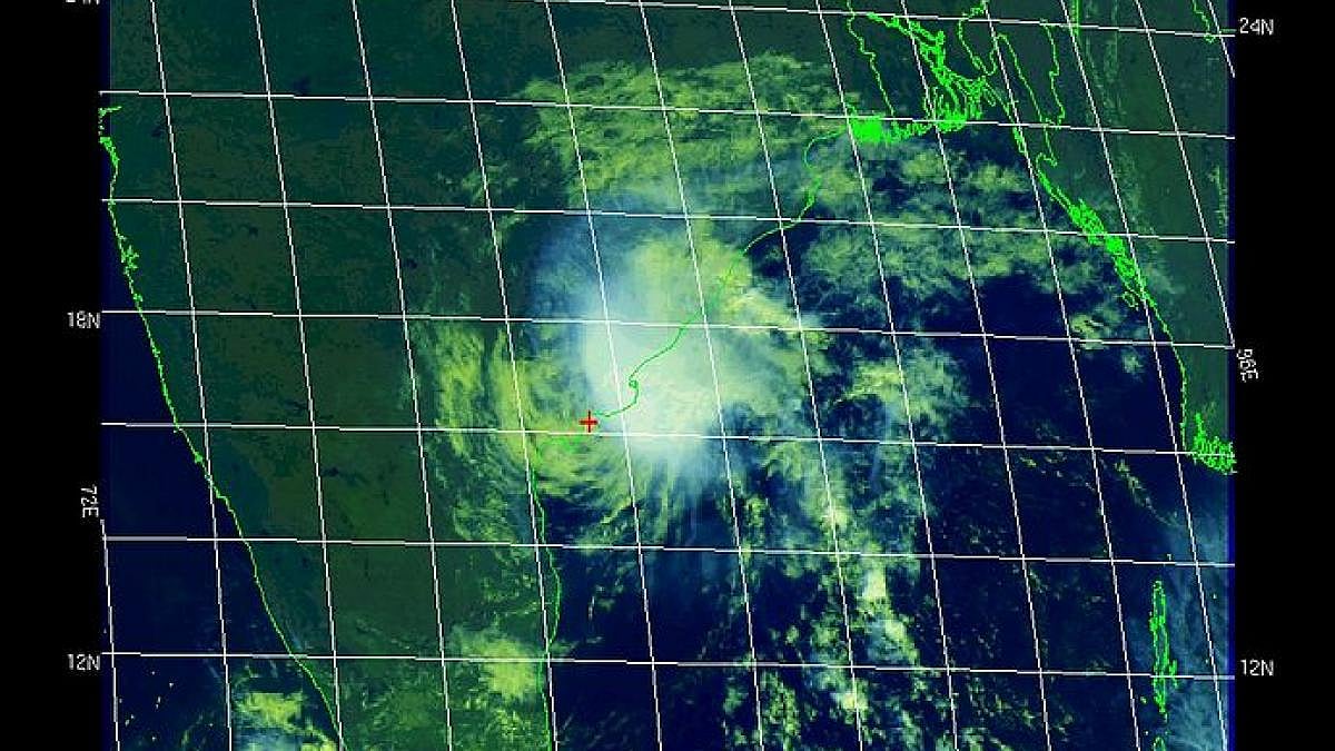 After Phailin, Cyclone Helen hits Andhra Pradesh coast