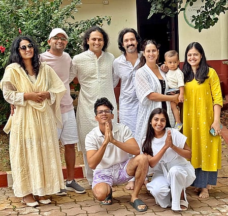 Vikrant Massey visits Art of Living Ashram in Bengaluru as part of ...