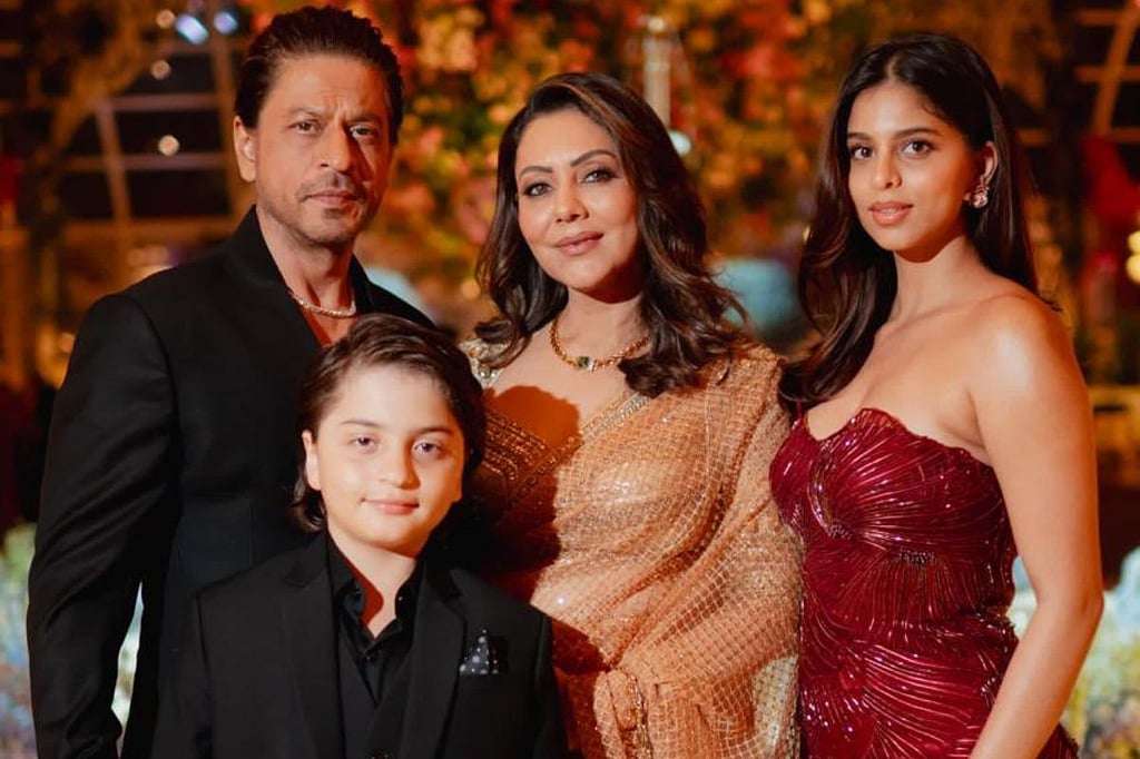 Shah Rukh Khan and Gauri Khan's Enchanting Dance Performance at Anant Ambani and Radhika ...